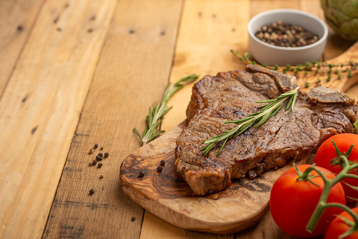 Steak Daging Sapi Marmer Di Papan Dengan Lada Rosemary Rempahrempah Dan