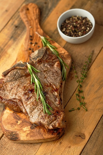 Steak Daging Sapi Marmer Di Papan Dengan Lada Rosemary Rempahrempah