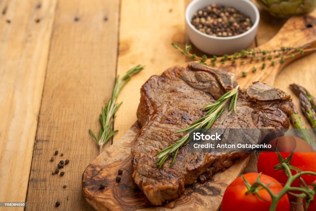 Steak Daging Sapi Marmer Di Papan Dengan Lada Rosemary Rempahrempah Dan