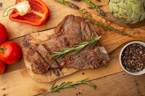 Steak Daging Sapi Marmer Di Papan Dengan Lada Rosemary Bumbu Dan