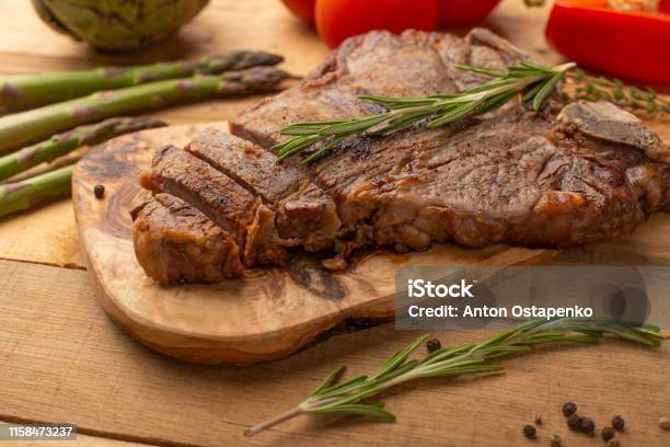 Steak Daging Sapi Marmer Di Papan Dengan Lada Rosemary Bumbu Dan