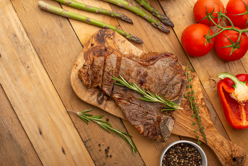 Steak Daging Sapi Marmer Di Papan Dengan Lada Rosemary Rempahrempah Dan