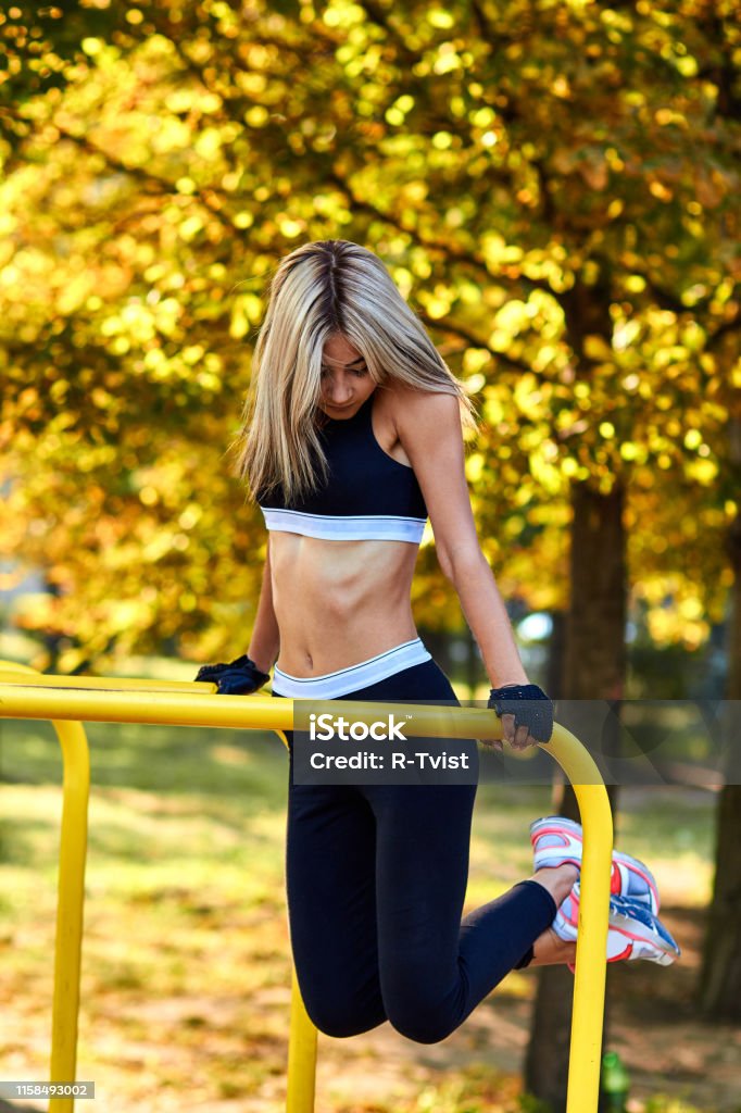 Photo Libre De Droit De Fille De Sport La Fille Fait Des Exercices De