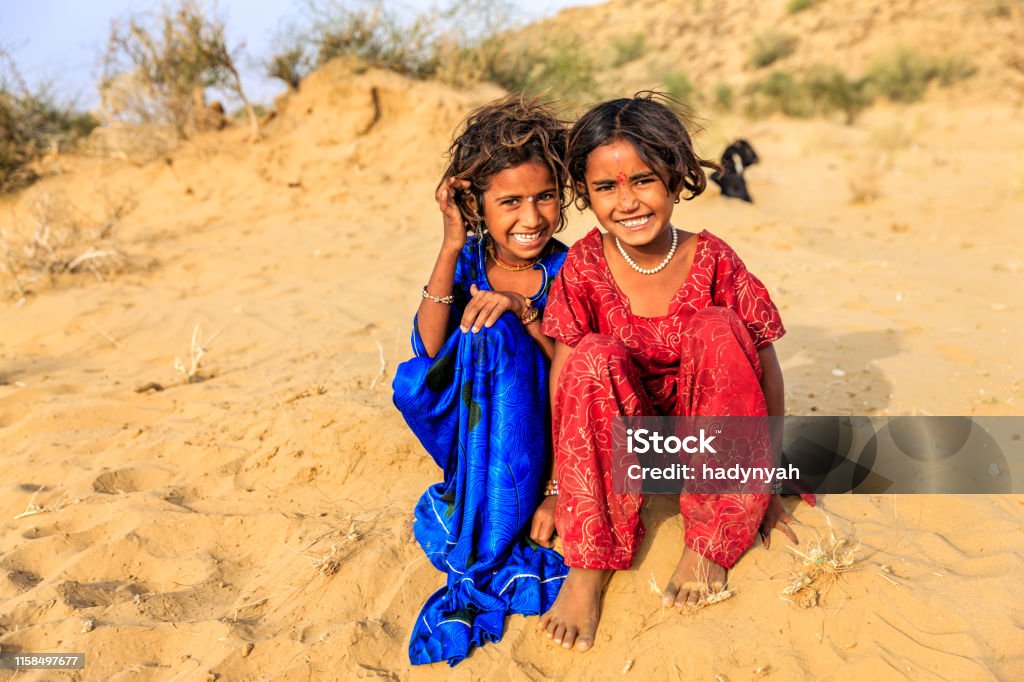 Niñas Indias Felices Sentadas En La Arena Pueblo Del Desierto India