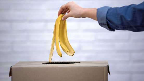 Tangan Lempar Kulit Pisang Ke Tempat Sampah Daur Ulang Pemilahan Sampah