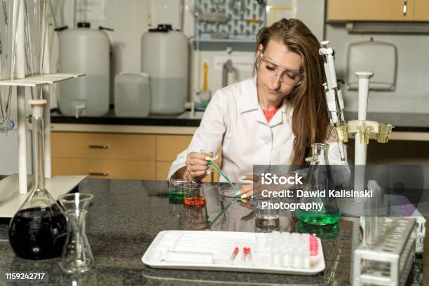 실험실에서 파이펫 화학 액체 용액을 가진 젊은 여성 실험실 기술자 샘플링 Stem 주제에 대한 스톡 사진 및 기타 이미지
