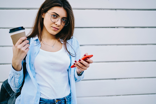 Setengah Potret Panjang Gadis Hipster Yang Menarik Dengan Kacamata ... Setengah Potret Panjang Gadis Hipster Yang Menarik Dengan Kacamata ...