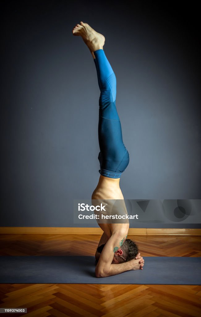 Mann Tun Salamba Sirsasana Pose Oder Kopfstand Pose In Yoga Stockfoto ... Mann Tun Salamba Sirsasana Pose Oder Kopfstand Pose In Yoga Stockfoto ...