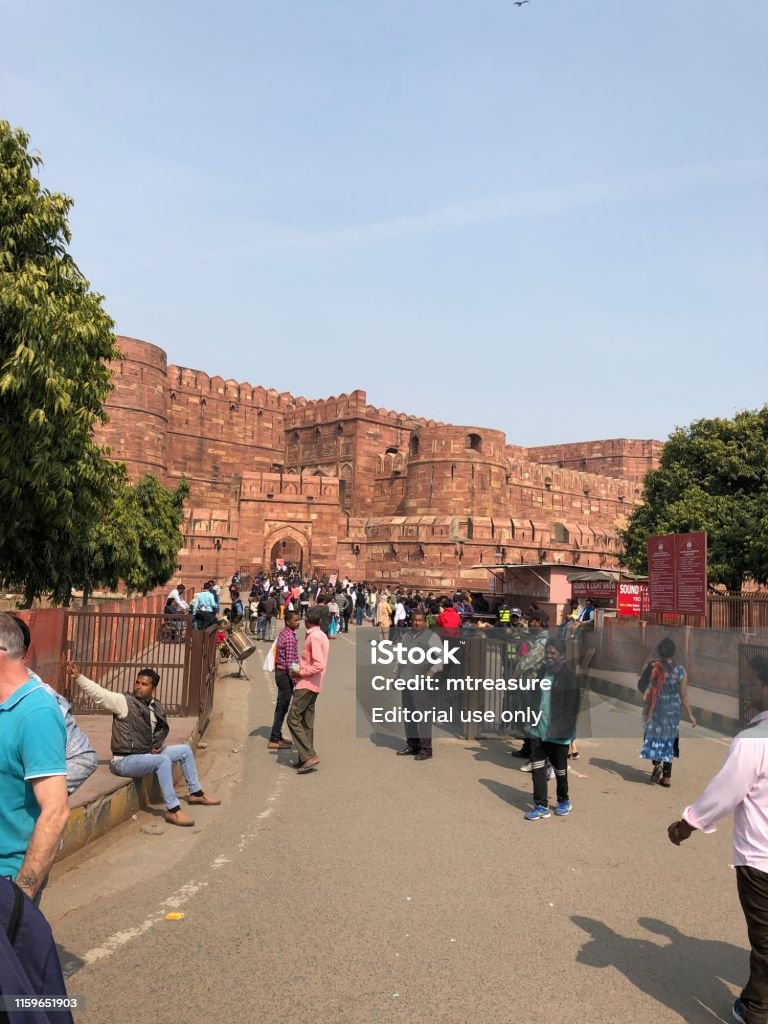 Gambar Benteng Mughal Agra Yang Bersejarah Dengan Turis Dan Hindu ... Gambar Benteng Mughal Agra Yang Bersejarah Dengan Turis Dan Hindu ...