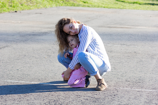 Photo Libre De Droit De Jeune Femme Heureux Sasseyant Sur La Route Et