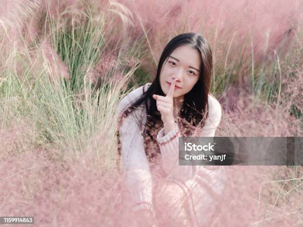 Potret Gadis Cantik China Meletakkan Jarinya Di Mulutnya Dan Membuat Gestur Diam Di Bidang