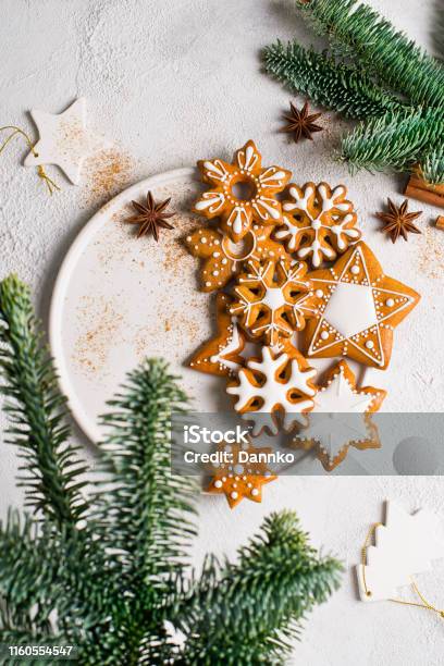 Kue Latar Belakang Roti Jahe Natal Dengan Cemara Pinus Pada Tekstur