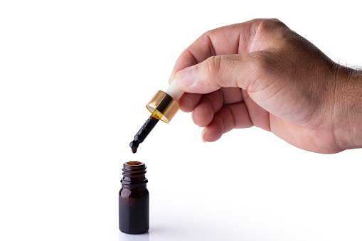 Tangan Memegang Pipet Minyak Cannabis Di Atas Botol Foto Stok - Unduh ... Tangan Memegang Pipet Minyak Cannabis Di Atas Botol Foto Stok - Unduh ...