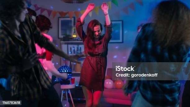 Di College House Party Gadis Muda Menari Di Tengah Lingkaran Orang ... Di College House Party Gadis Muda Menari Di Tengah Lingkaran Orang ...