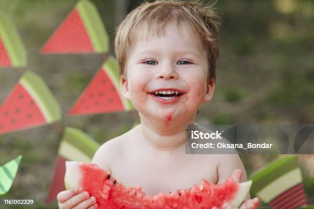 Niño Comiendo Sandía Roja En El Jardín Sentado En La Hierba Cara