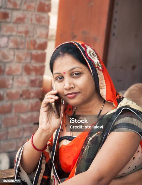 Potret Wanita India Yang Cantik Dengan Pakaian Tradisional Berbicara Di
