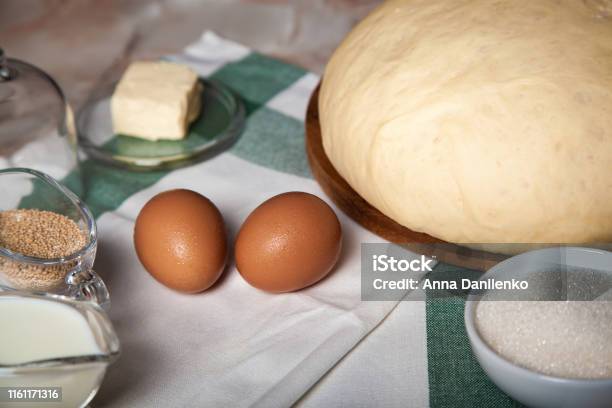 Bahan Roti Di Atas Meja Ada Tepung Telur Dan Adonan Kue Foto Stok