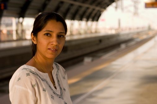 Young Indian Woman Mujeres De Pie Al Aire Libre En La Plataforma De