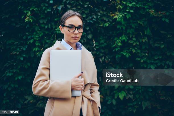 Setengah Potret Panjang Siswa Wanita Terampil Dengan Kacamata Dengan ... Setengah Potret Panjang Siswa Wanita Terampil Dengan Kacamata Dengan ...