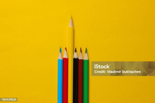 Set Pensil Berwarna Pada Latar Belakang Kuning Konsep Keunikan Tampilan