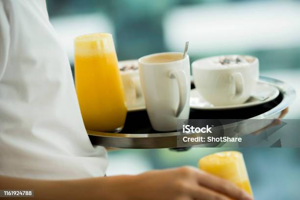 Pelayan Yang Menyajikan Kopi Dan Jus Di Atas Nampan Foto Stok - Unduh ... Pelayan Yang Menyajikan Kopi Dan Jus Di Atas Nampan Foto Stok - Unduh ...