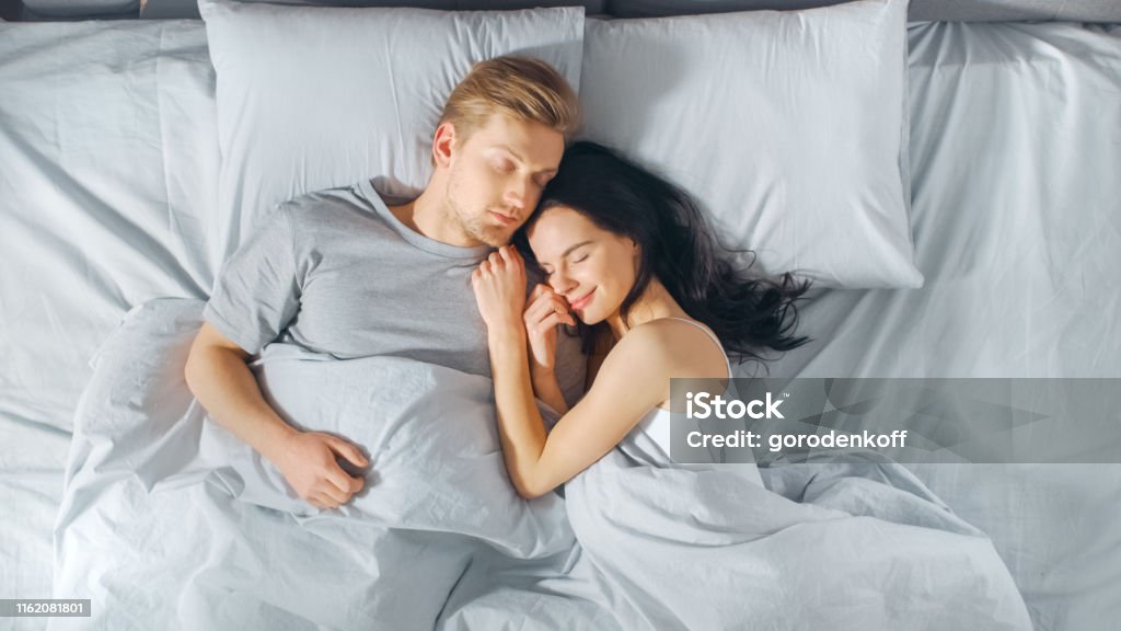 Nettes Junges Paar Süß Schlafen Im Bett Zärtlich Kuscheln Und Emracing