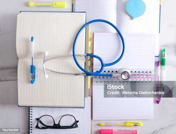 Tampilan Atas Notebook Kosong Stasioner Kacamata Dan Stetoskop Konsep