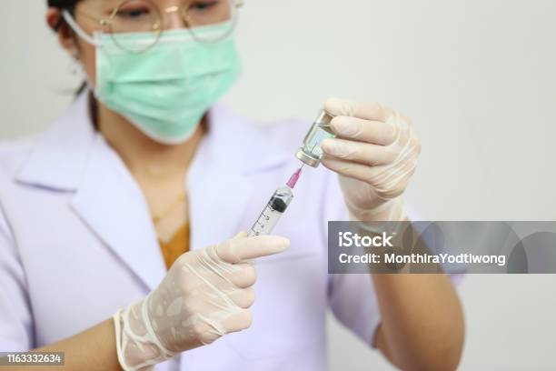 Dokter Memegang Tangan Menggambar Jarum Suntik Dan Botol Obatobatan