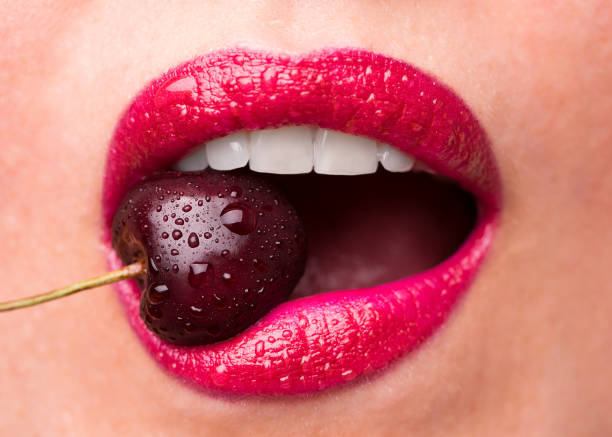 4 400 Bouche Cerise Photos Taleaux Et Images Libre De Droits Istock
