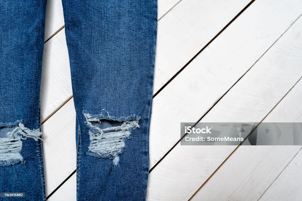 Bagian Dari Jeans Biru Compangcamping Pada Latar Belakang Kayu Putih