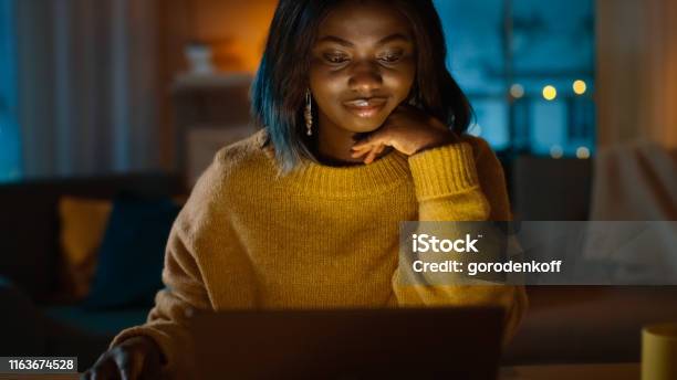 Potret Gadis Hitam Cantik Pakai Laptop Saat Duduk Di Mejanya Di Rumah