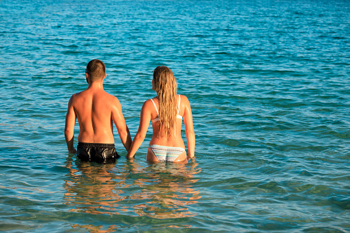 Photo Libre De Droit De Vacances De Plage Jeunes Couples Femmes Et