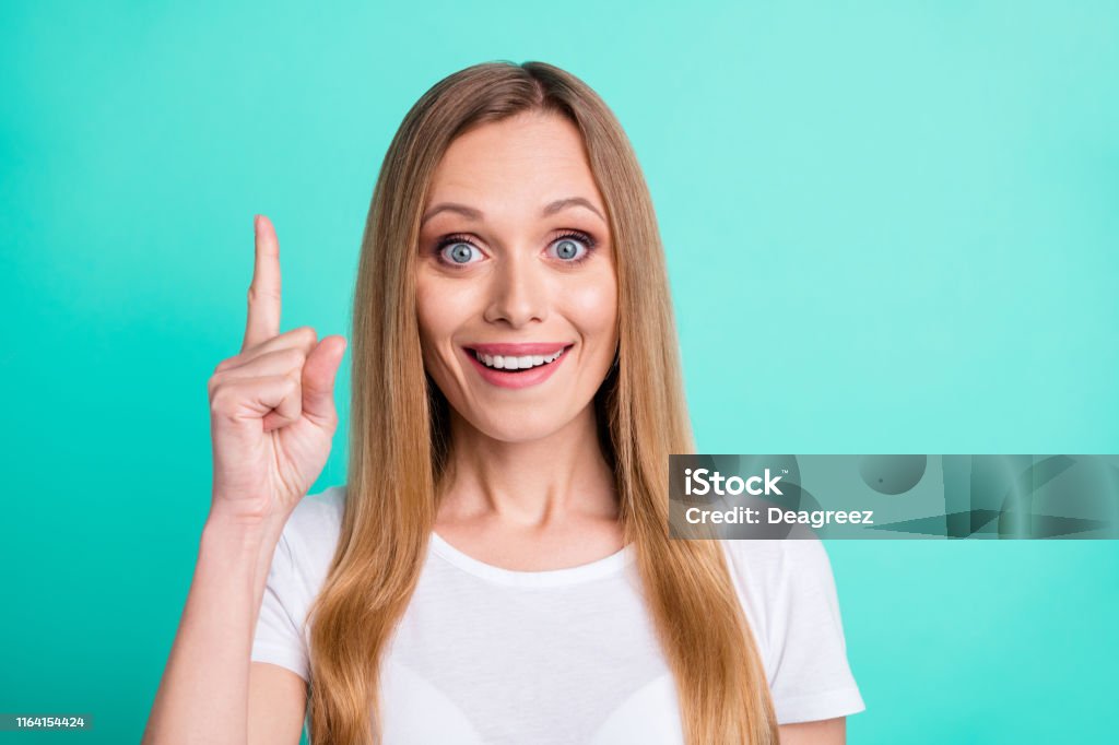 Foto Close Up Orang Lucu Yang Tercengang Menunjuk Jari Telunjuk Ke Atas Mengenakan Tshirt Putih