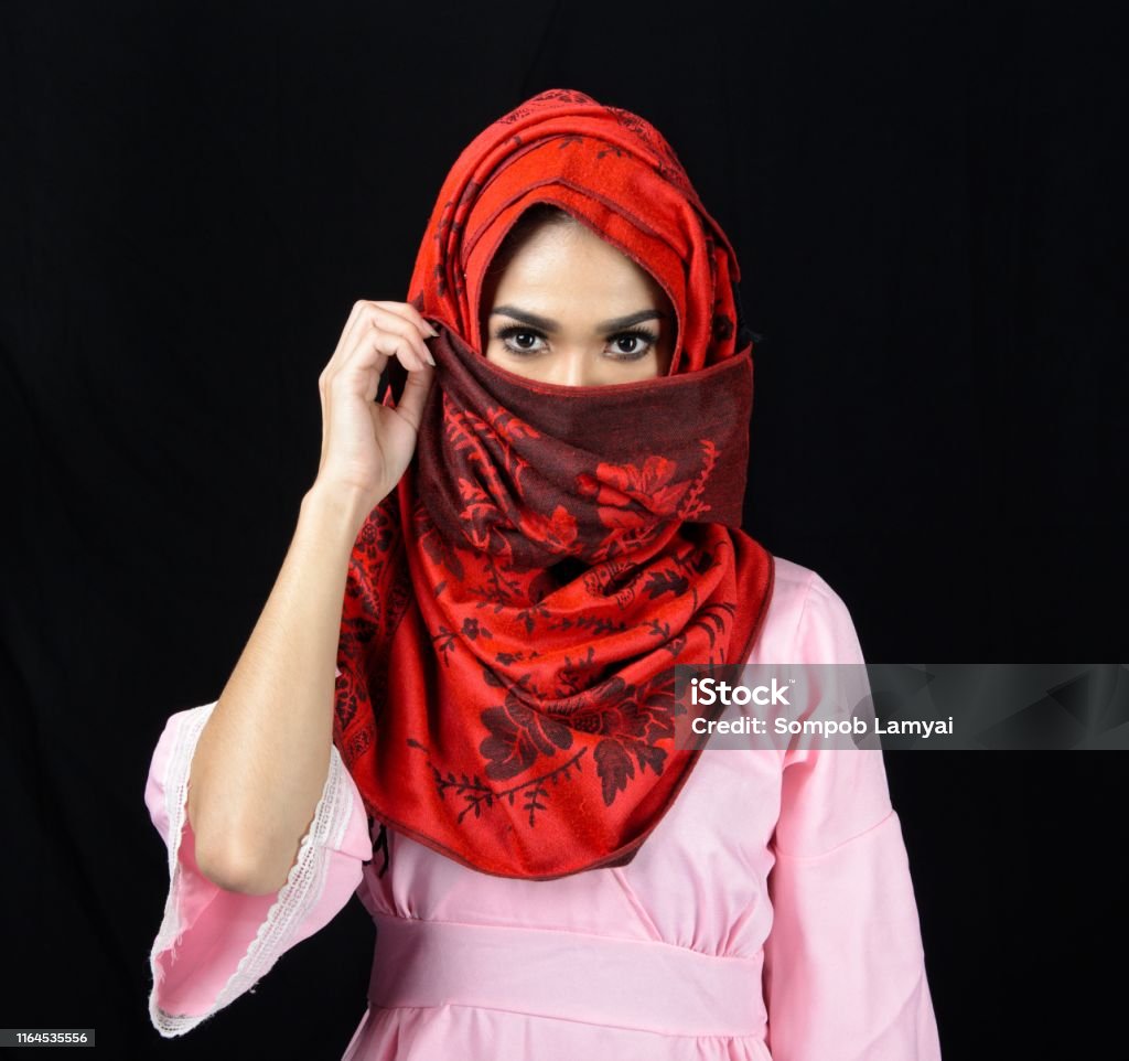 Potret Wanita Muslim Dengan Gaun Merah Muda Jubah Merah Model Asia