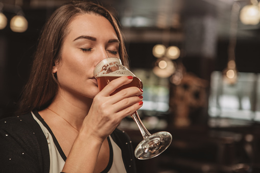 Wanita Cantik Minum Bir Di Pub Foto Stok - Unduh Gambar Sekarang ... Wanita Cantik Minum Bir Di Pub Foto Stok - Unduh Gambar Sekarang ...