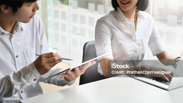 Konsultasi Bisnis Muda Dan Pertemuan Di Meja Kerja Dan Tablet Digital ... Konsultasi Bisnis Muda Dan Pertemuan Di Meja Kerja Dan Tablet Digital ...