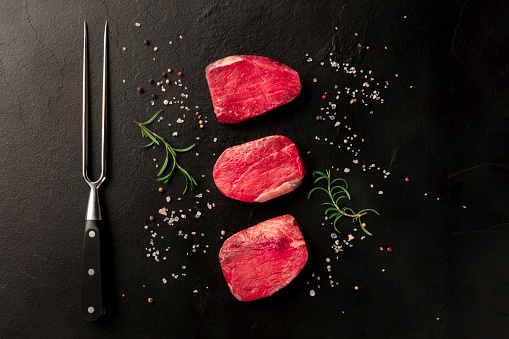 Fillet Mentah Atau Sirloin Daging Sapi Steak Dengan Garam Merica Dan