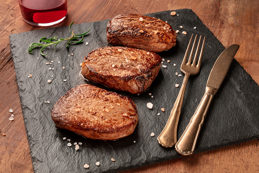 Sirloin Atau Fillet Steak Daging Sapi Dengan Garam Rosemary Dan Anggur