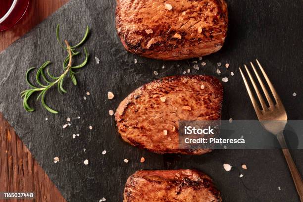 Sirloin Steak Daging Sapi Dengan Garam Rosemary Dan Anggur Merah Di