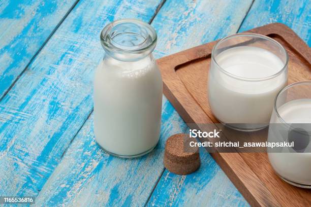 Sebotol Susu Dan Segelas Susu Di Atas Meja Kayu Biru Konsep Produk Susu