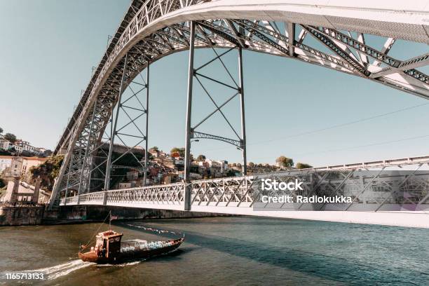 Perahu Sungai Berlayar Di Tepi Sungai Di Bawah Jembatan Lengkung Logam ... Perahu Sungai Berlayar Di Tepi Sungai Di Bawah Jembatan Lengkung Logam ...