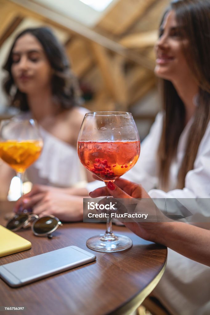 Todo Lo Que Necesitas Son Amigos Y Algunas Bebidas Foto de stock y más ... Todo Lo Que Necesitas Son Amigos Y Algunas Bebidas Foto de stock y más ...