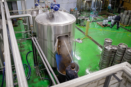 Brewer Membongkar Lompatan Panas Dengan Bar Logam Panjang Dari Mesin ... Brewer Membongkar Lompatan Panas Dengan Bar Logam Panjang Dari Mesin ...