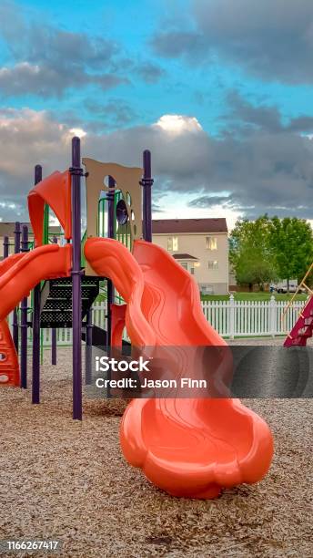 Bingkai Vertikal Taman Bermain Lingkungan Dengan Slide Berwarnawarni ... Bingkai Vertikal Taman Bermain Lingkungan Dengan Slide Berwarnawarni ...