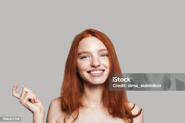 Kemari Potret Gadis Remaja Muda Dan Imut Dengan Rambut Merah Panjang