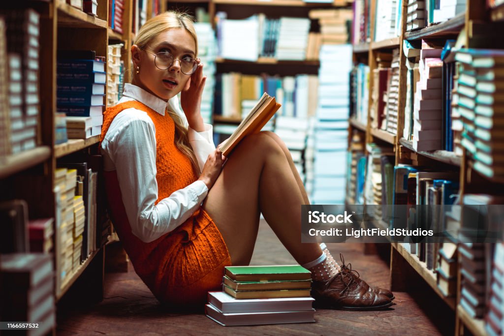 Photo libre de droit de Belle Et Blonde Femme Dans Le Livre De Fixation ... Photo libre de droit de Belle Et Blonde Femme Dans Le Livre De Fixation ...