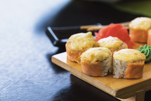 Gulungan Panas Di Atas Dudukan Kayu Dengan Jahe Dan Wasabi Dengan Ruang