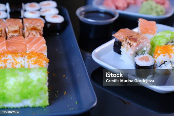 Sushi Gulung Dengan Makanan Laut Dan Kecap Wasabi Dan Jahe Sushi Roll