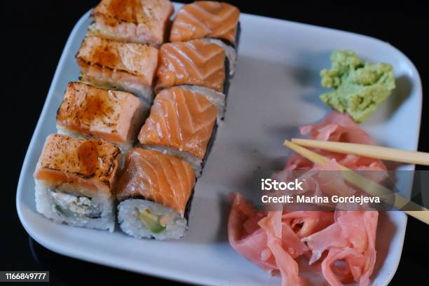 Sushi Gulung Dengan Makanan Laut Dan Kecap Wasabi Dan Jahe Sushi Roll