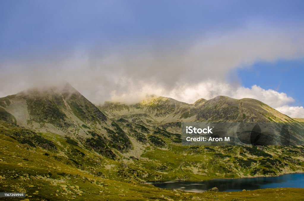 Lanskap Gunung Dan Danau Bucura Glasial Di Taman Nasional Retezat ... Lanskap Gunung Dan Danau Bucura Glasial Di Taman Nasional Retezat ...